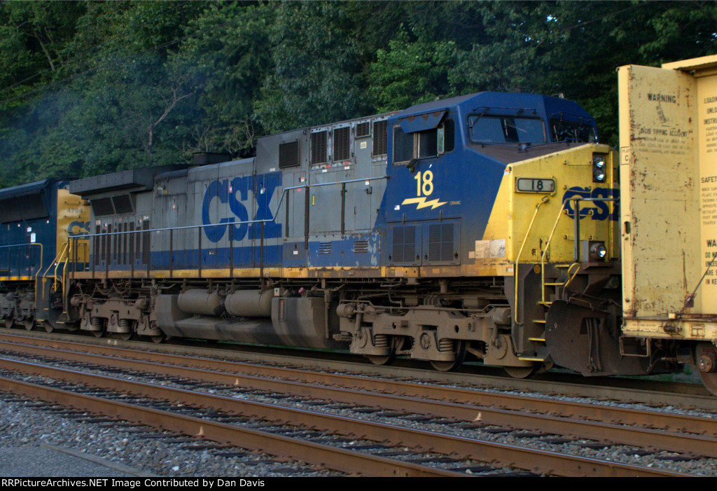 CSX AC44CW 18 trails on Q410-02